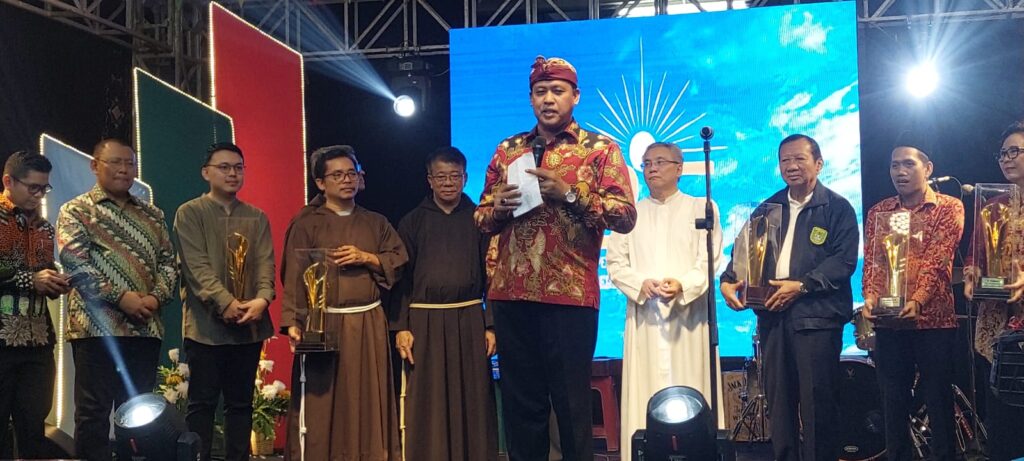 Award untuk Para Tokoh pada Pesta Perak Paroki Santa Clara, Bekasi ...